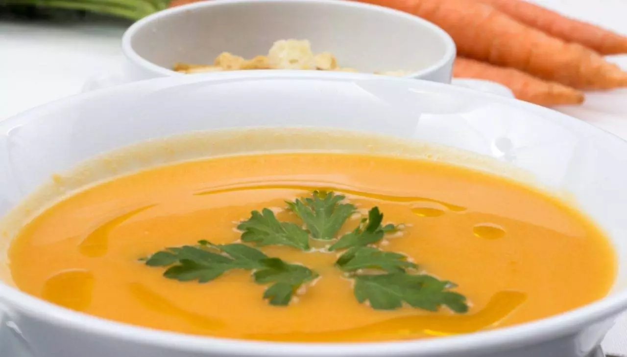 Sopa sinxela de patacas l Un primeiro prato de laranxa que che faga feliz