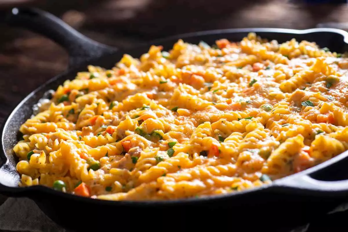 Pasta branca ao forno con salchicha e chícharos, un prato rico