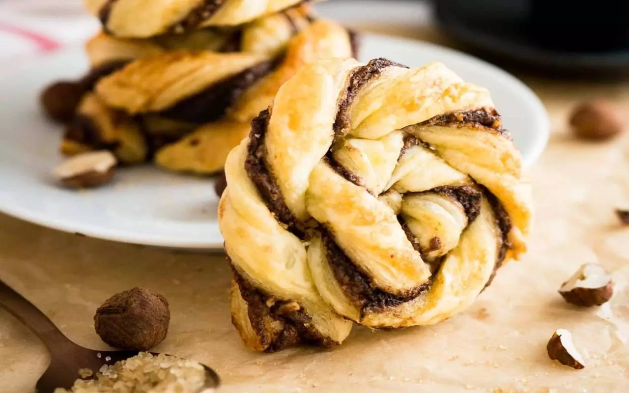 Nutella bilan puff pastry kekler | Mazali va mazali