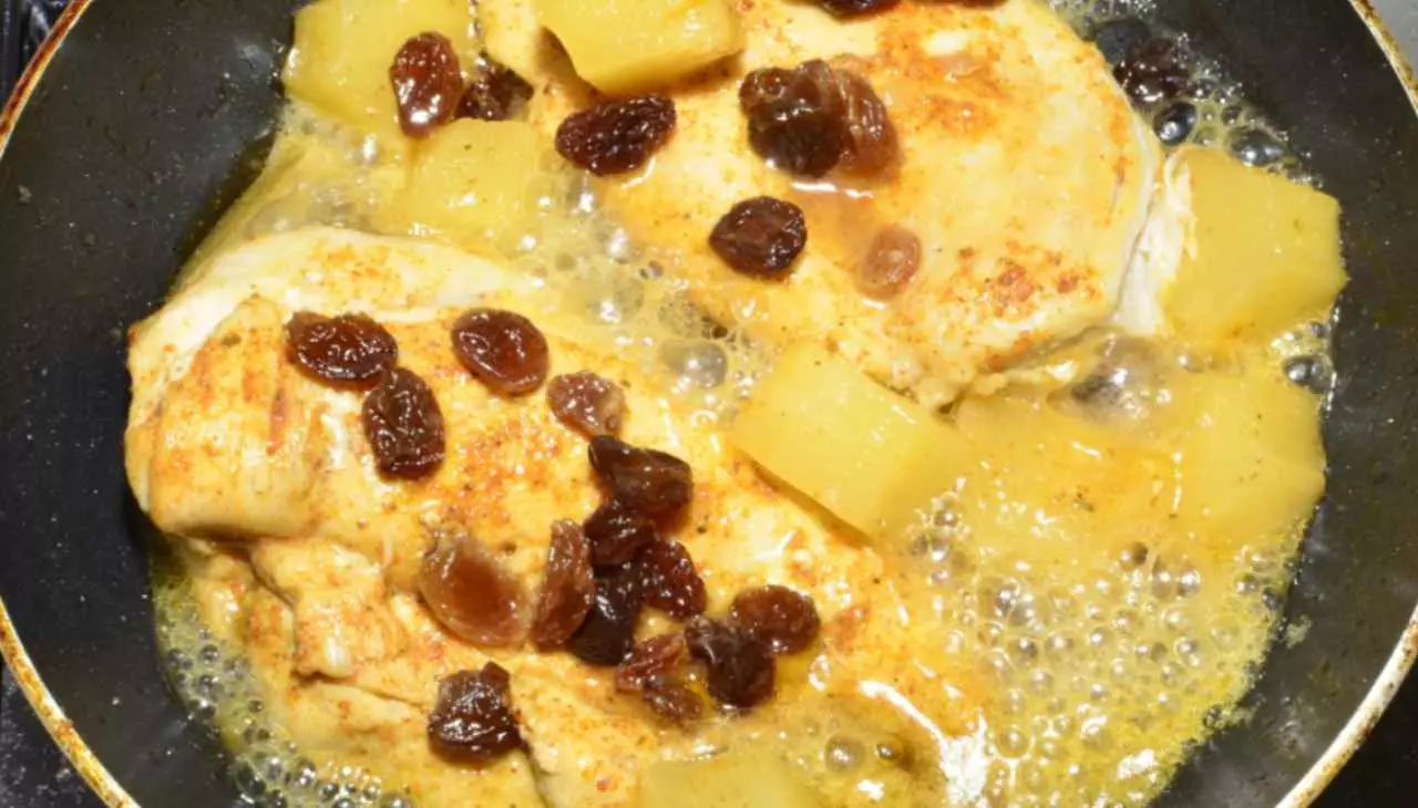 雞肉配土豆和葡萄乾| 高分辨率照片| CLIPARTO美味精緻菜餚的快速食譜