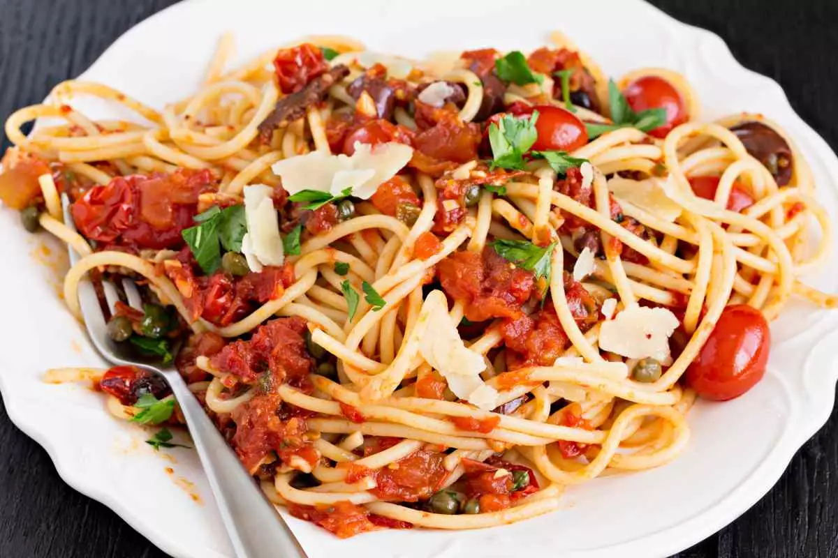 Pasta amb salsa siciliana, un motí de sabors característics