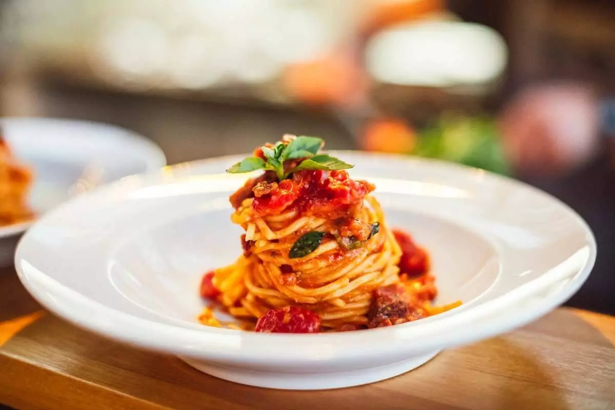 Spaghetti ກັບ breadcrumbs ແລະຫມາກເລັ່ນແຫ້ງ, ເປັນຫຼັກສູດທໍາອິດທີ່ເຊື້ອເຊີນ