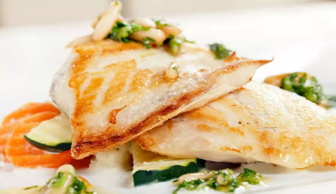 Plaice e halikiloeng ka foil ka lihoete le li-courgettes | sejo se bobebe ebile se monate