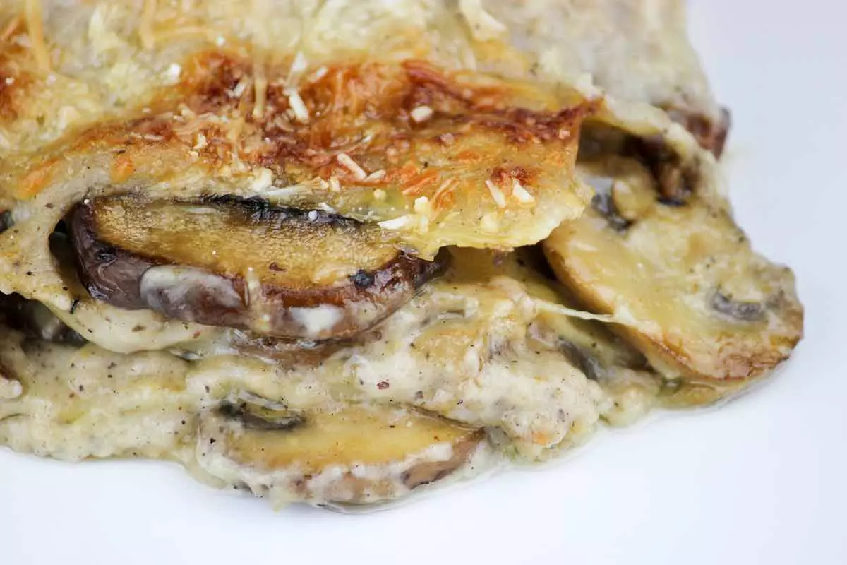 Lasagne s bešamelem a houbami chutné a vláknité jídlo