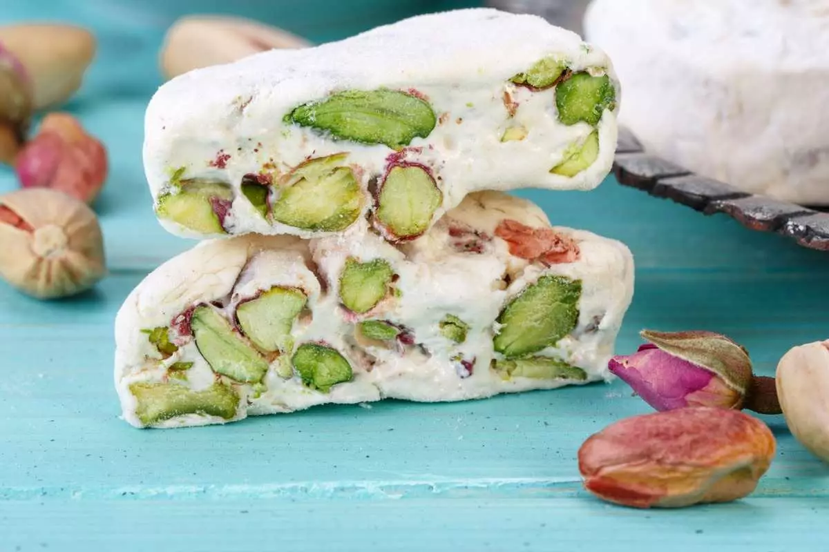 Pistachio nougat pwdin blasus i'w baratoi gartref