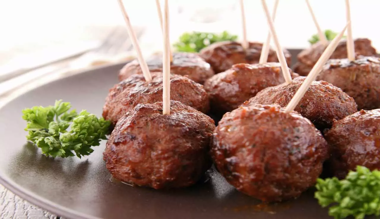 Dukan Meatballs | okumnandi kanye ne-dietetic isilungile ngokuphazima kweso