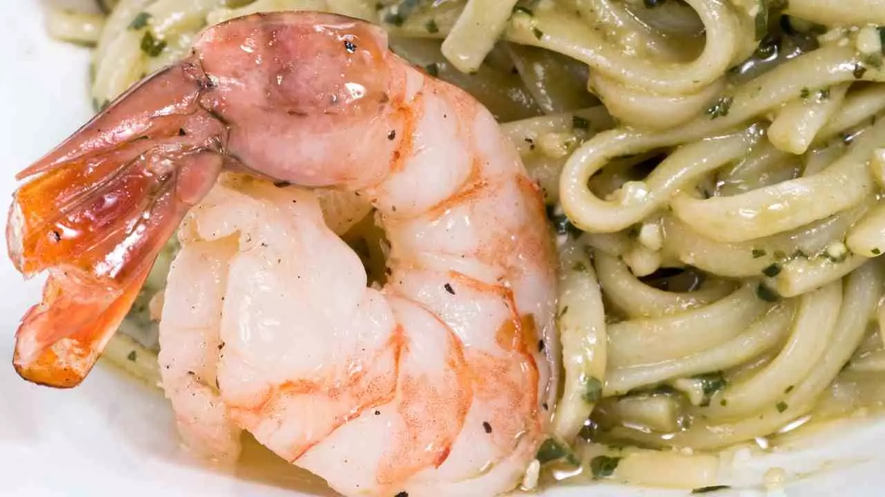 Linguine fa'atasi ai ma le almond ma le prawn pesto o se mea'ai fa'ata'ita'i!