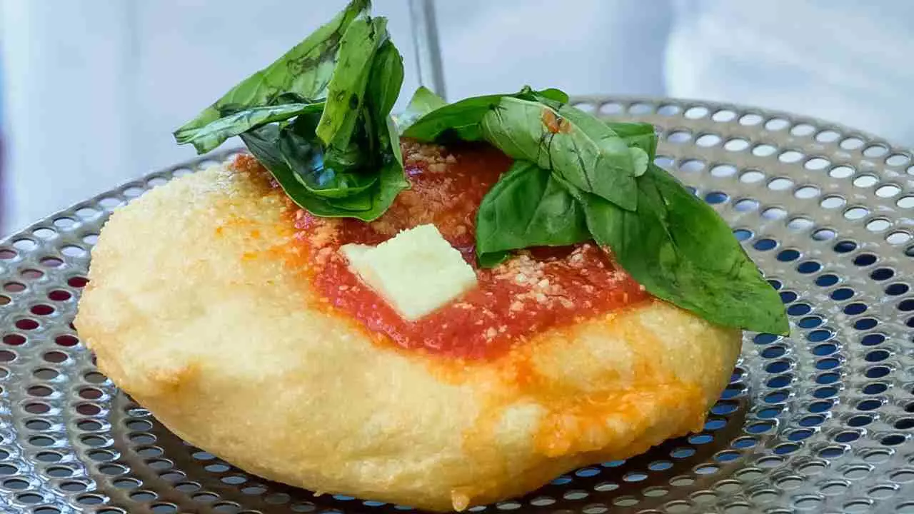 Giputos nga Neapolitan nga piniritong pizza