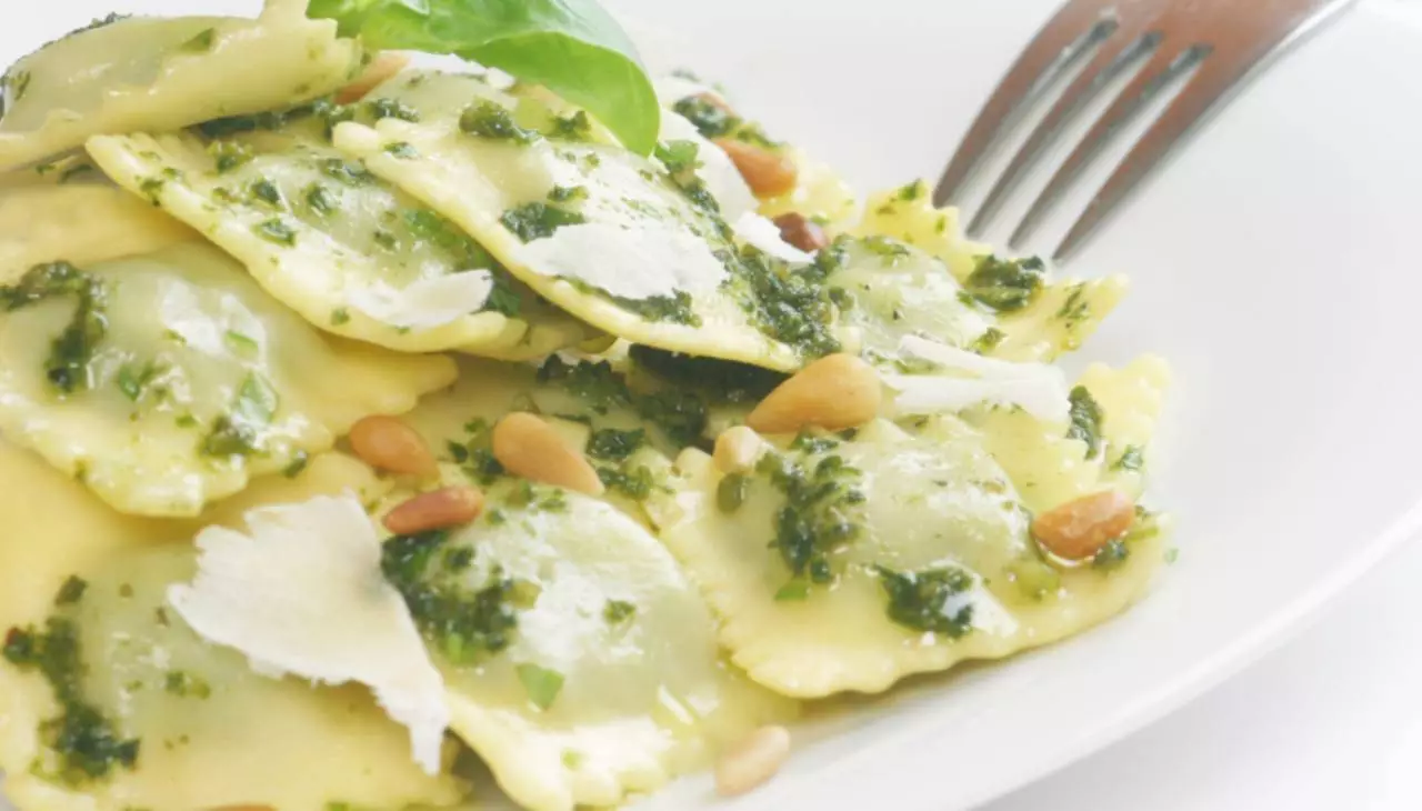 Ravioli recheado com burrata e pinhões | Fantástico com o pesto cremoso de brócolis