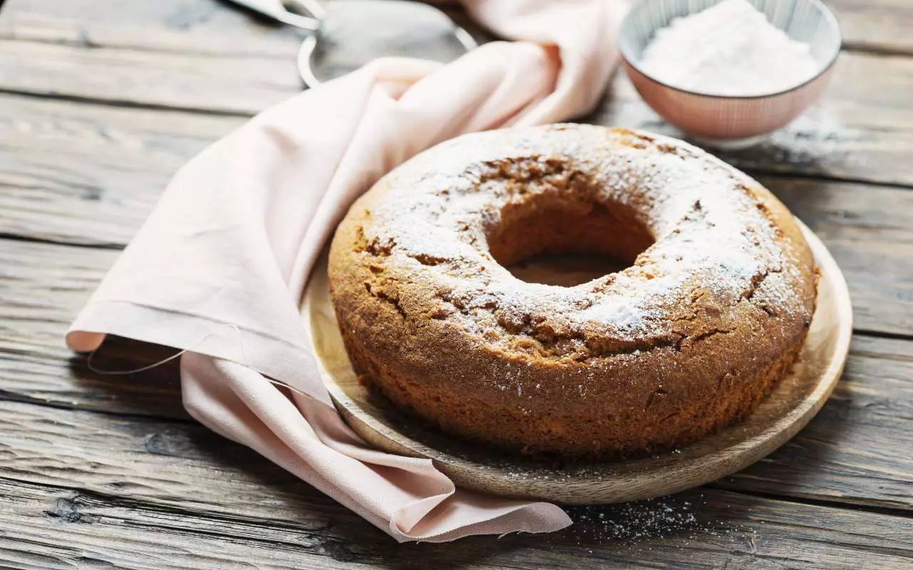 Vegan donut with chocolate and red fruits | A simple and delicious dessert