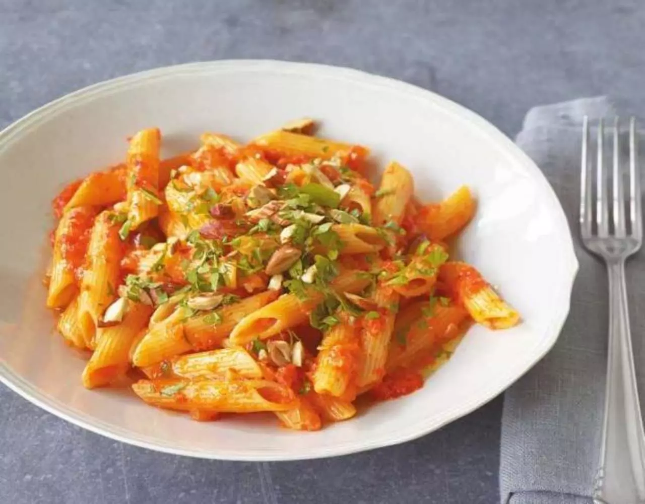 Pasta toppad med paprika och aromatiska örter FOTO recepttryck