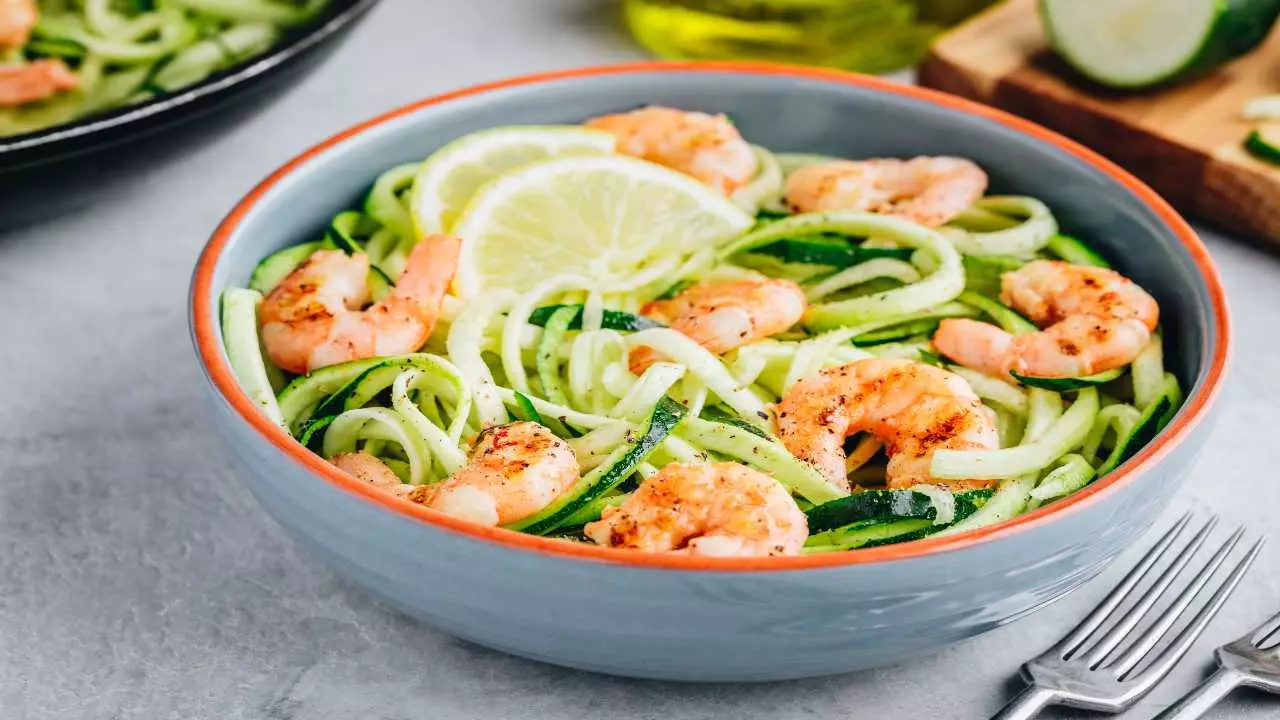 Spaghetti ya Zucchini na shrimps | Mapishi nyepesi na ladha