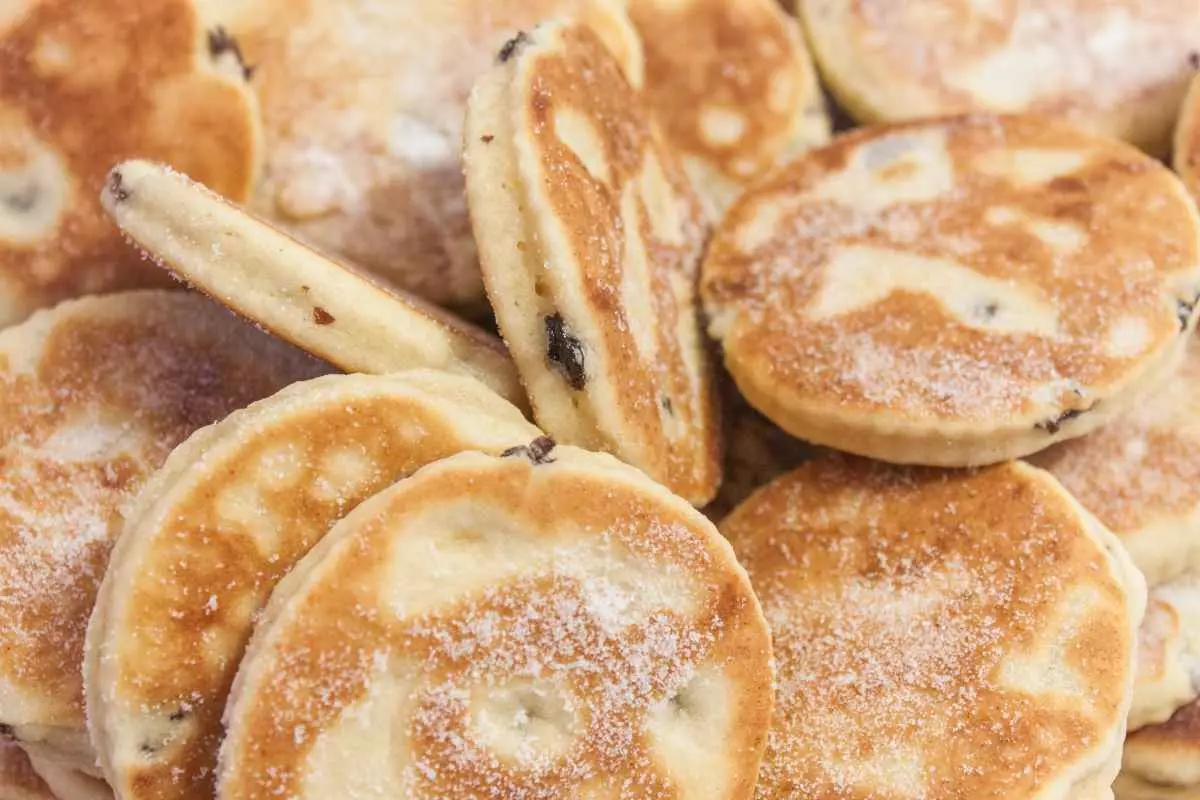 Galletas con Nutella en una sartén, sin huevos listas para degustar