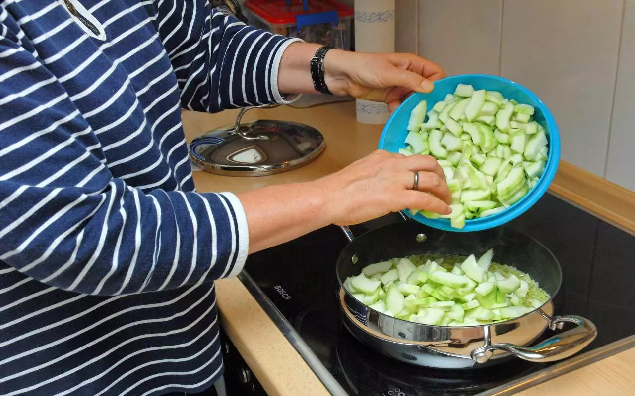 Salierai keptuvėje | Skanus patiekalas ir tinka kaip garnyras