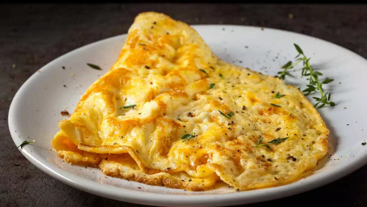 Omelette nrog cheese, ib qho yooj yim heev thiab ntau yam tais diav