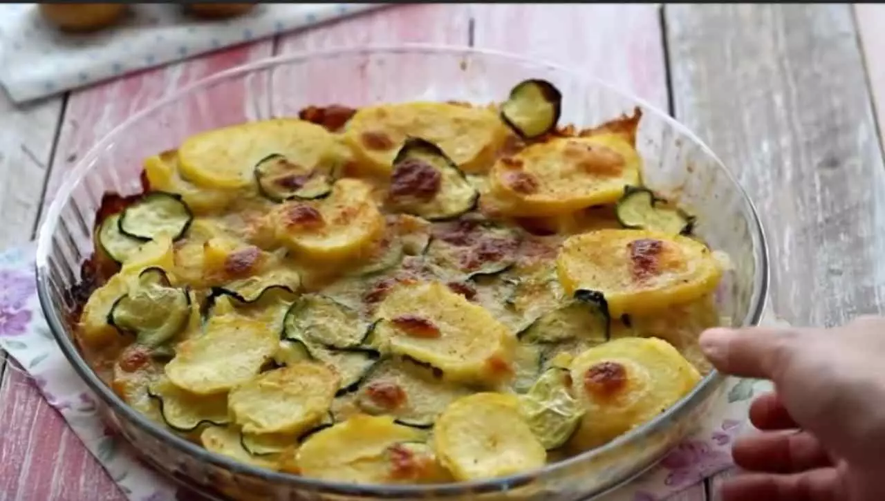 Preparación de la receta de papas blancas a la parmesana y calabacín