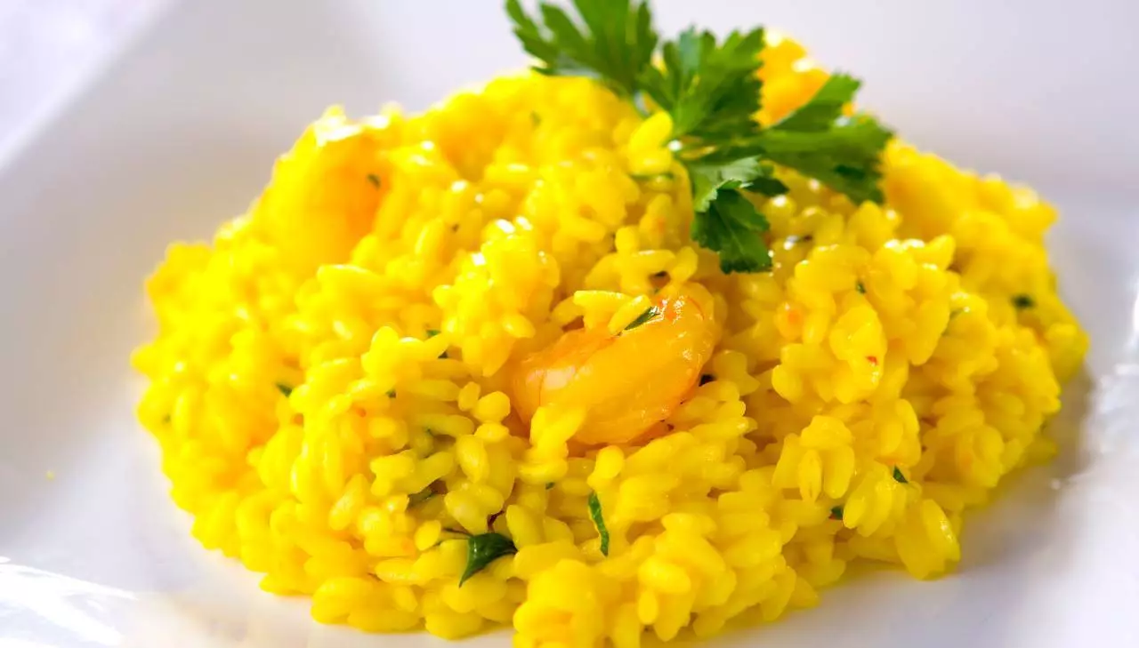 Saffron risotto miaraka amin'ny makamba sy courgettes | mahafinaritra