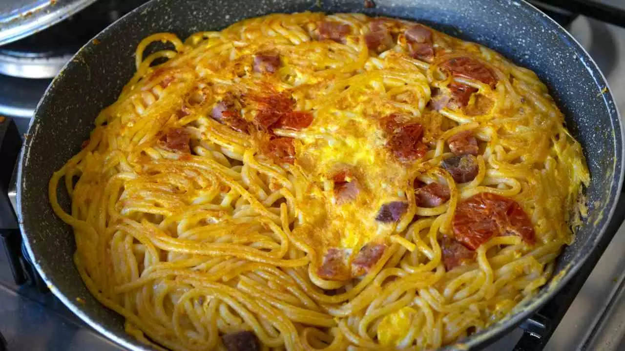 Smaczny omlet spaghetti z oliwkami, rustykalny i szybki