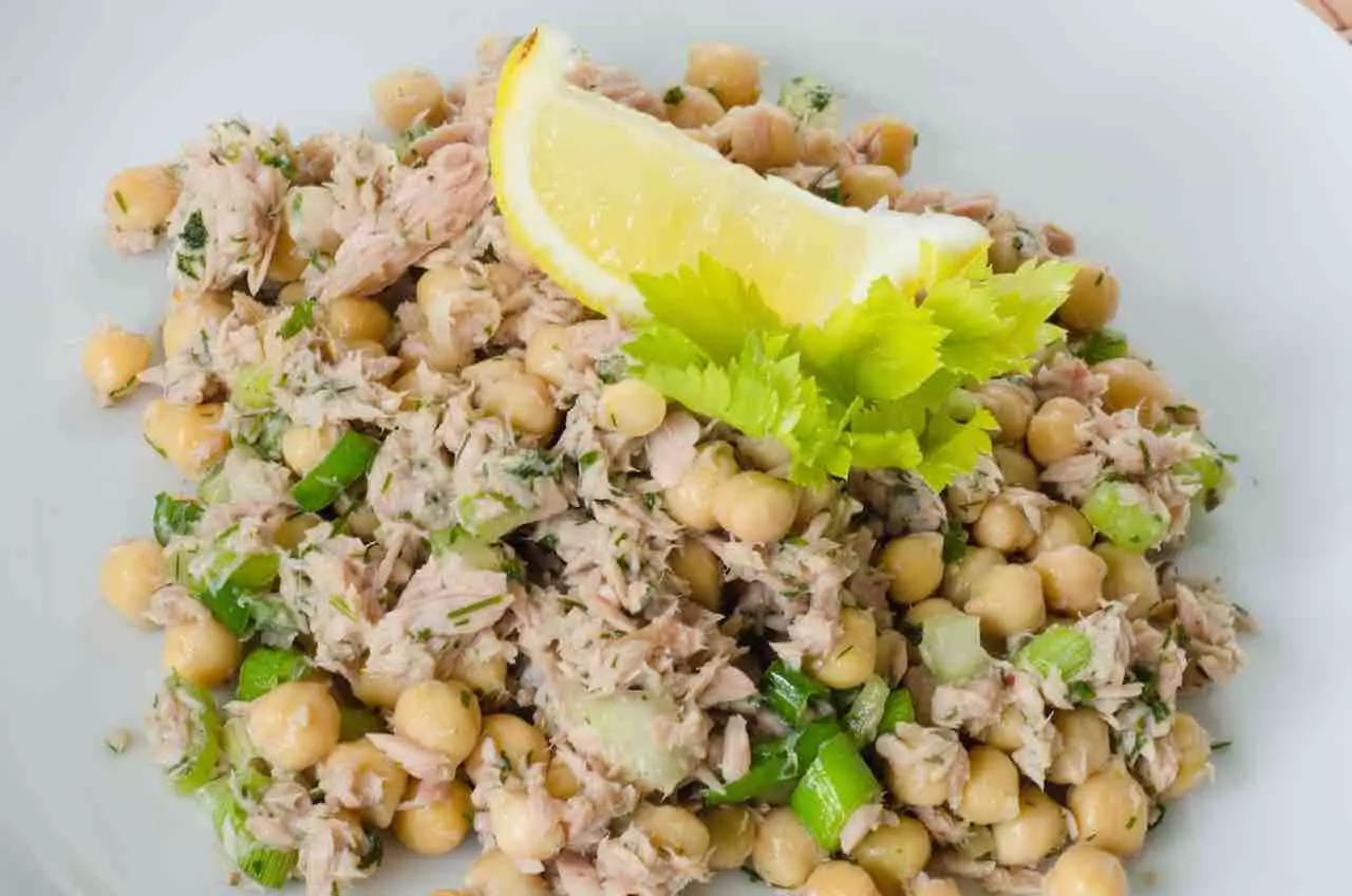 Chickpea, tuna, kentang dan salad kacang. Hidangan musim panas yang sangat segar