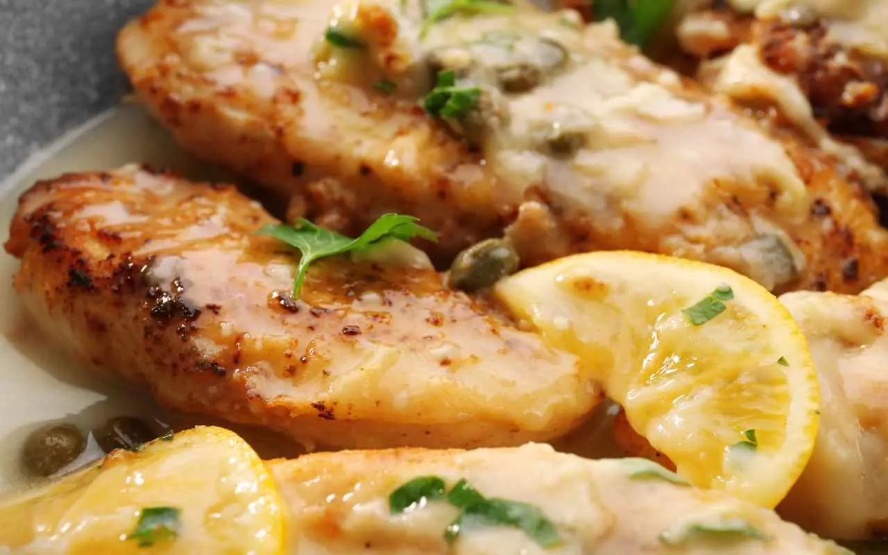 Poulet Piccata mat Bréissel Sprossen | Typesch Plat vun dëser Saison