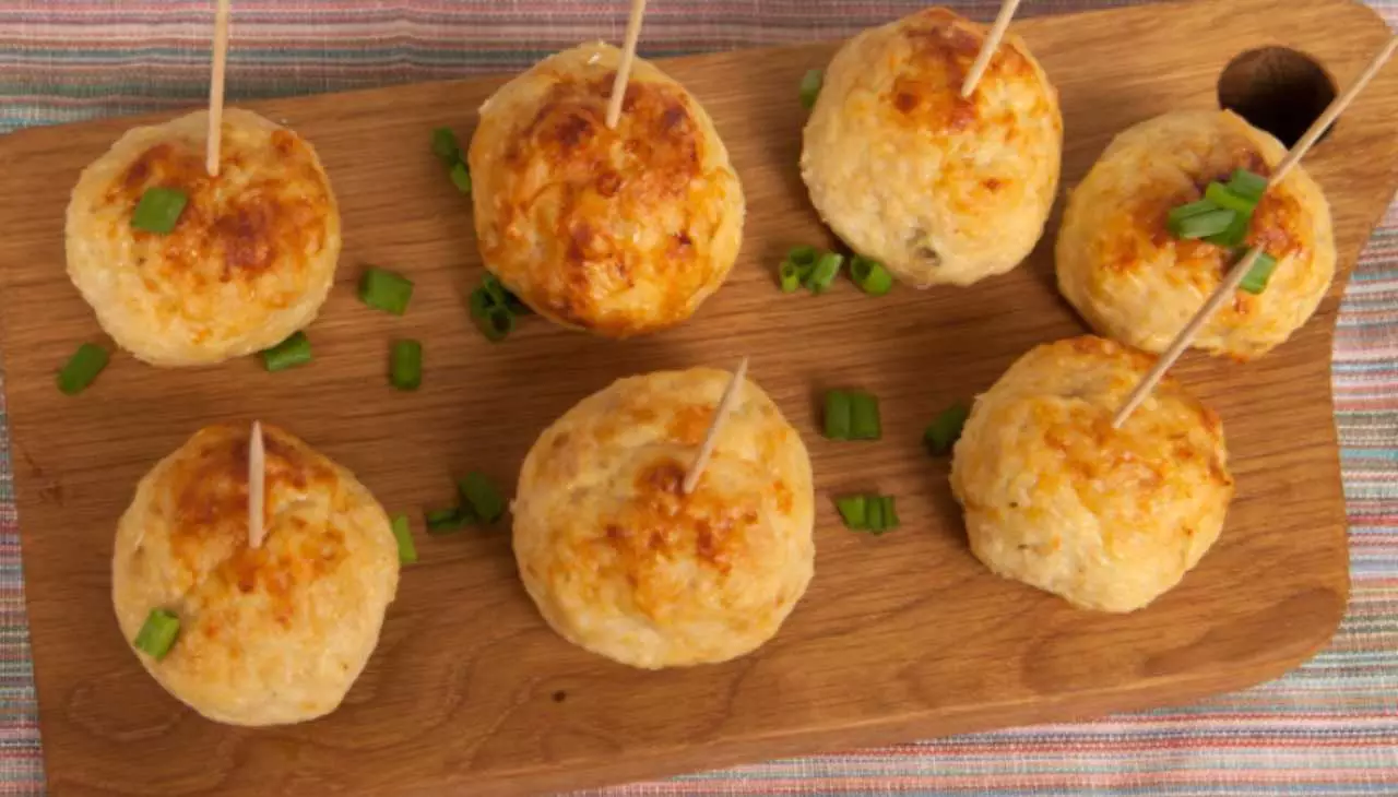 Tuna meatballs with spring onion cheese | អាហារសម្រន់រហ័ស និងទាក់ទាញ