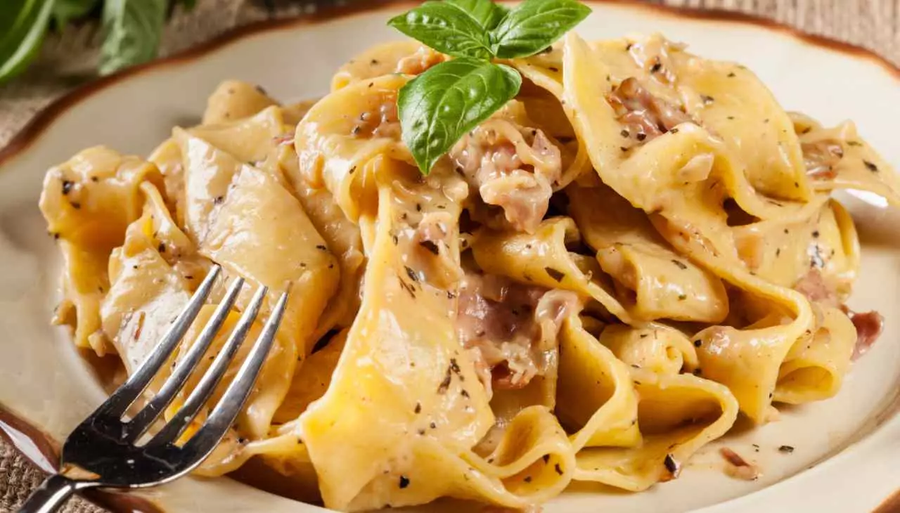 Pappardelle mei ham en tsiis - resept print