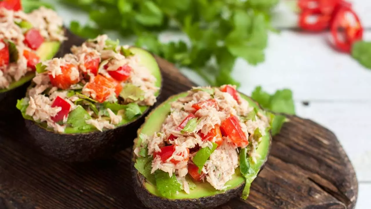 Avocado diiseni karo tomat lan tuna