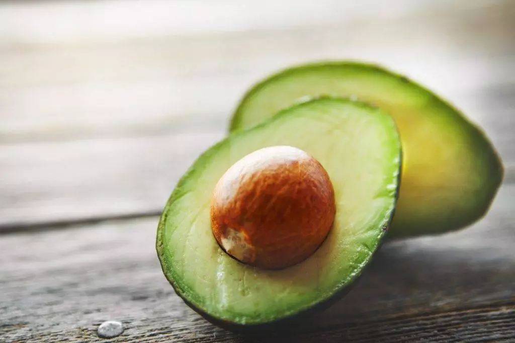 Avocado fyldt med tomater og tun | en hurtig og nem forret 6811_4