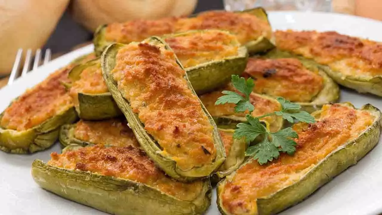 Zucchini fylld med ricotta och skinka, ett lockande tillbehör