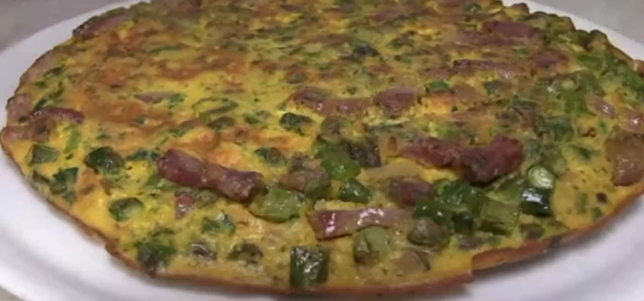 Yovvoyi qushqo'nmas va quruq kolbasa retsepti bilan yumshoq omlet