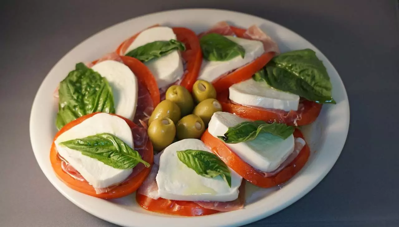 Caprese sagittario con aceitunas - receita impresa