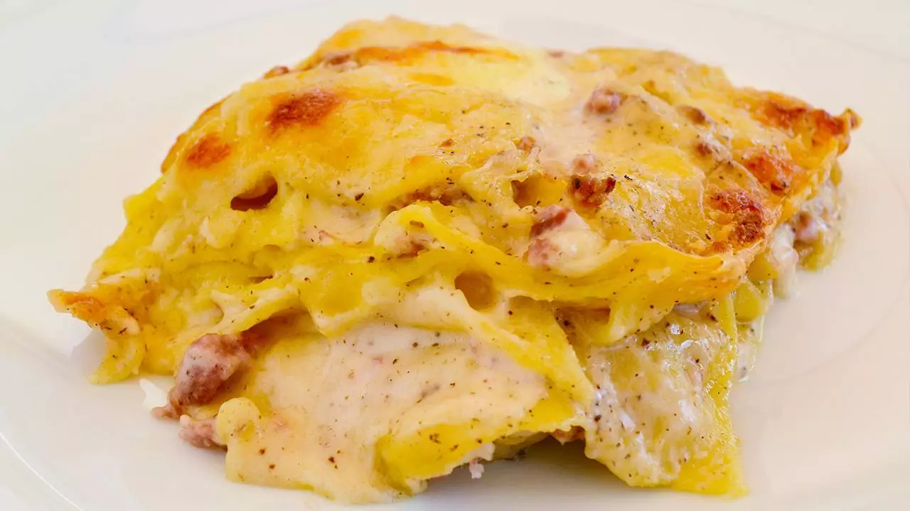 lasagna د pecorino béchamel او ساسیج سره