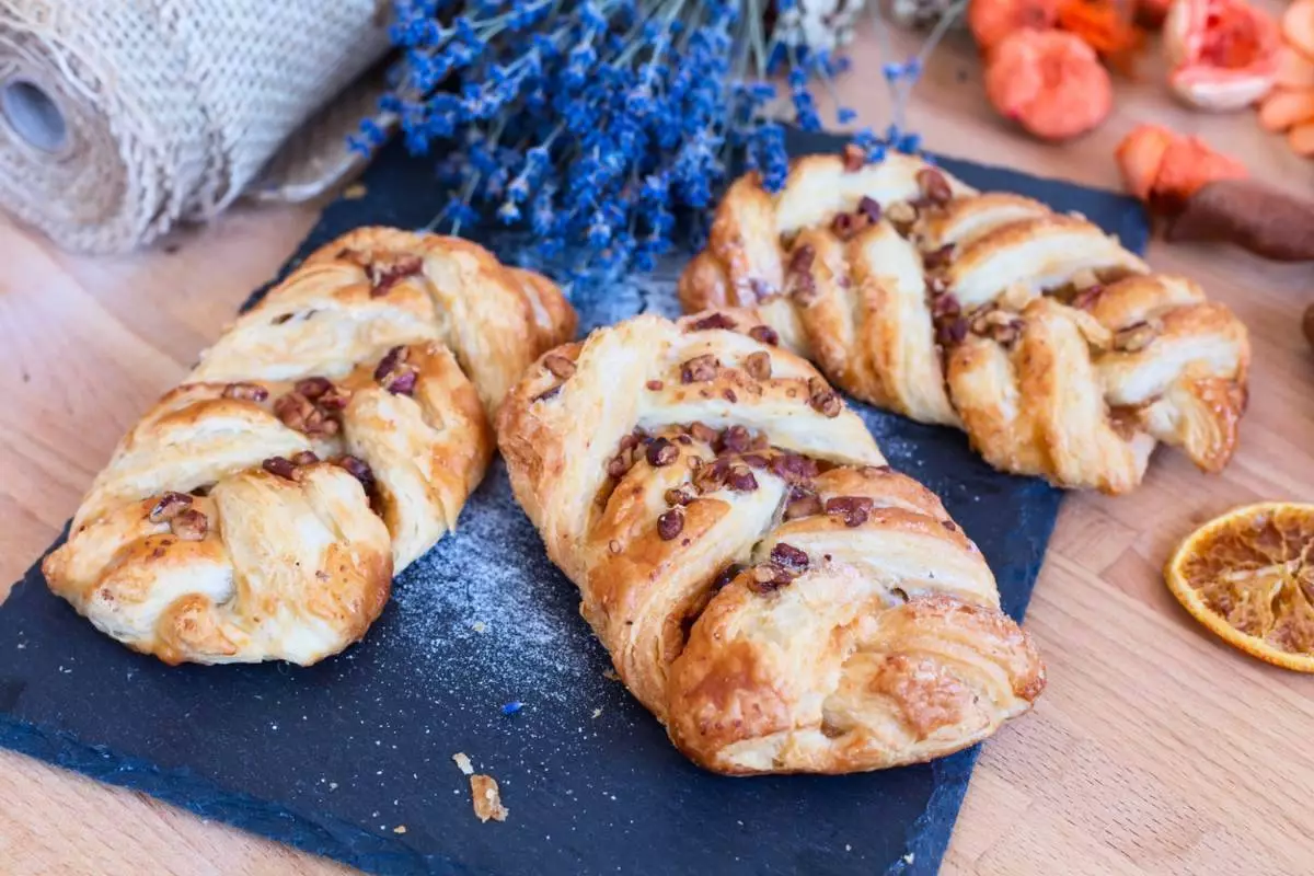 Puff pastry randrana miaraka amin'ny apricots sy sôkôla mainty