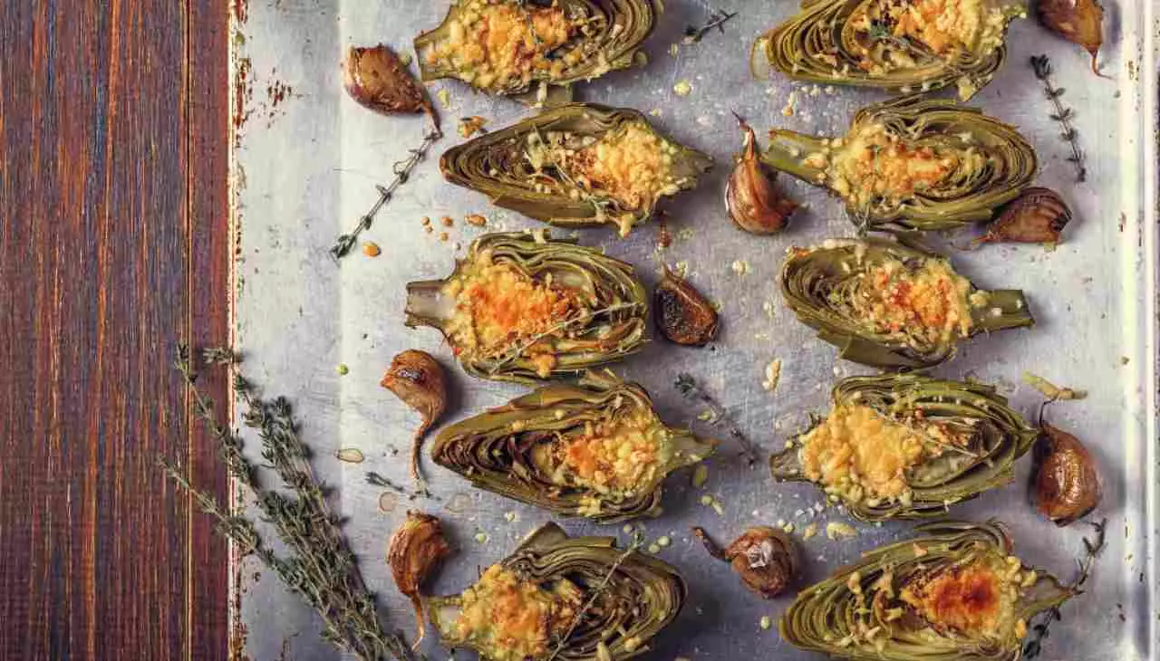 Apulian-stil yatetse artichokes hamwe na tungurusumu na thime | Biraryoshe