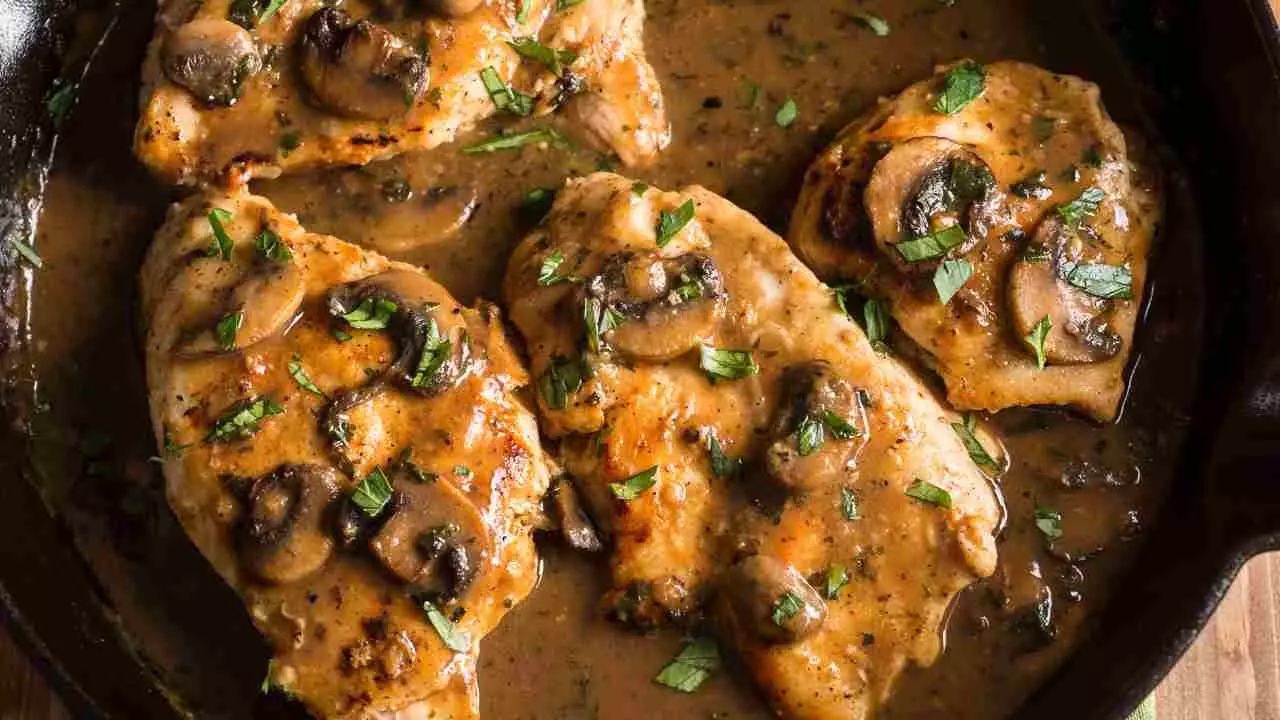 Poitrine de poulet sauce yaourt aux champignons un plat de sprint !