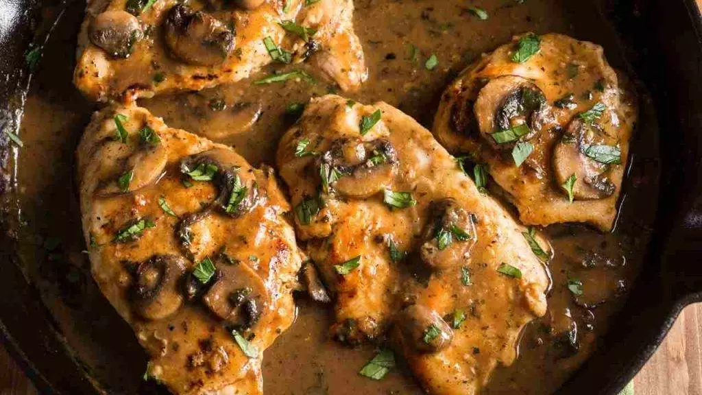 Kipfilet in yoghurtsaus met champignons