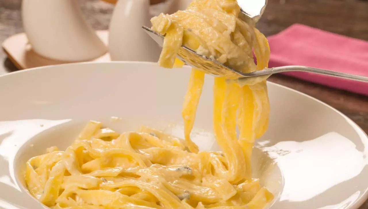 Fettuccine le 4 cáiseanna l An chéad chúrsa te, blasta agus gasta, Iodáilis ar fad