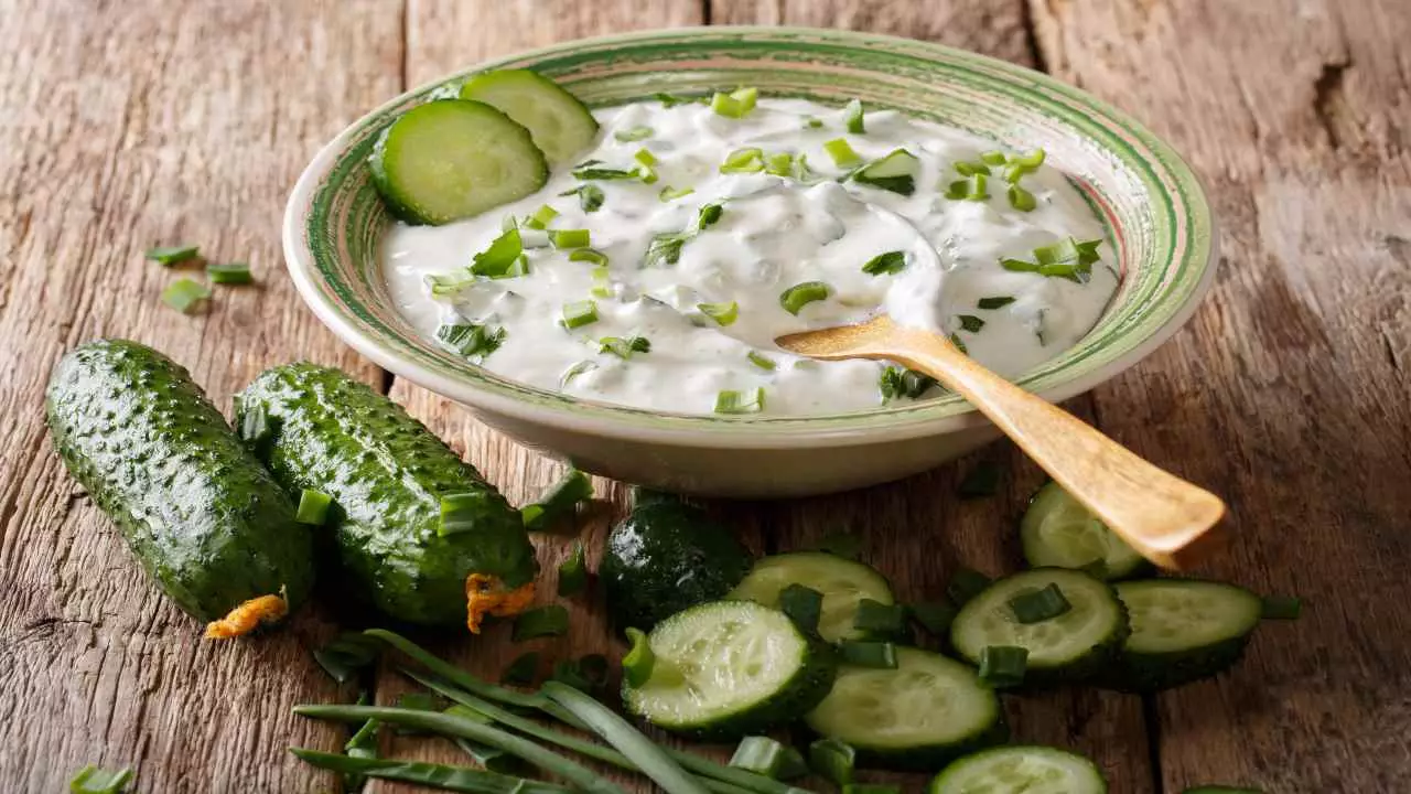 Tzatziki ચટણી | વિવિધ વાનગીઓ સાથે