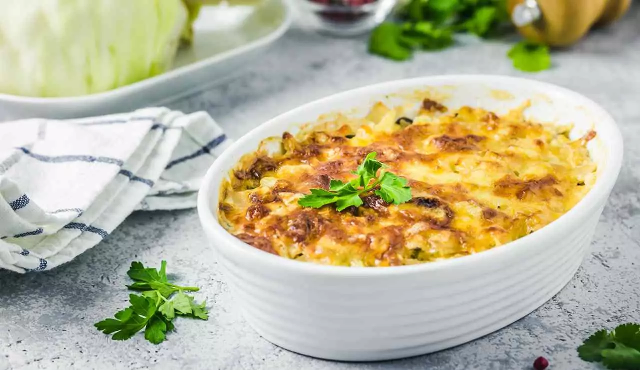 Savoy cabbage au gratin nga adunay fontina cheese | Lami ug dato sama sa uban