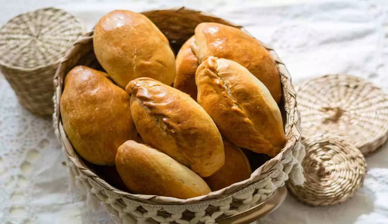 Tîpîk sandwîçên dagirtî yên Neapolitan | recipe irresistible ku sade ji bo amadekirina 7012_1