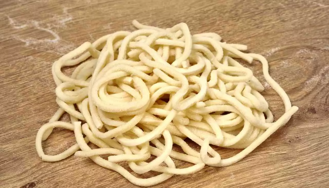 Sienese Pici | Ntụziaka Tuscan a na-ahụkarị maka pasta dị mfe na-enweghị akwa