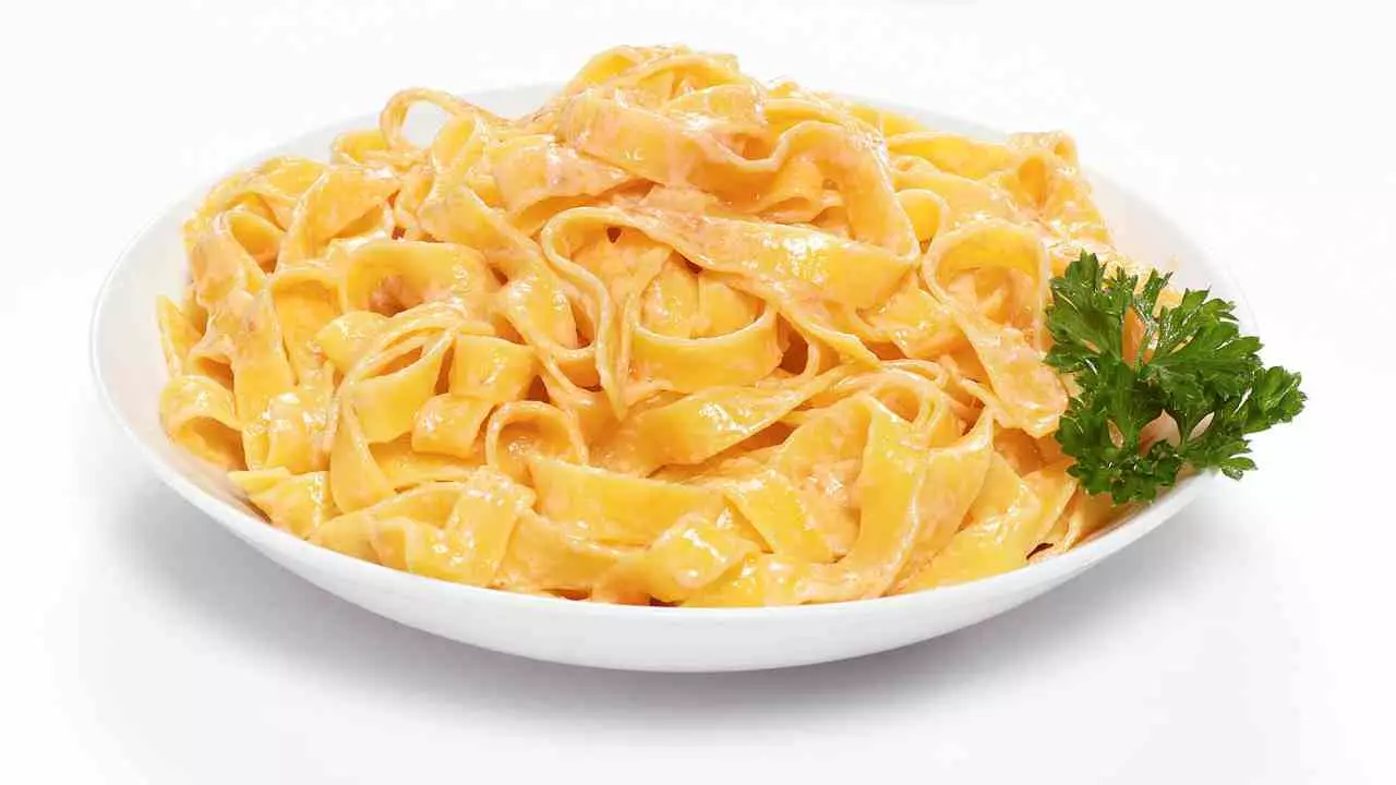 Pag-andam sa resipe sa salmon cream tagliatelle