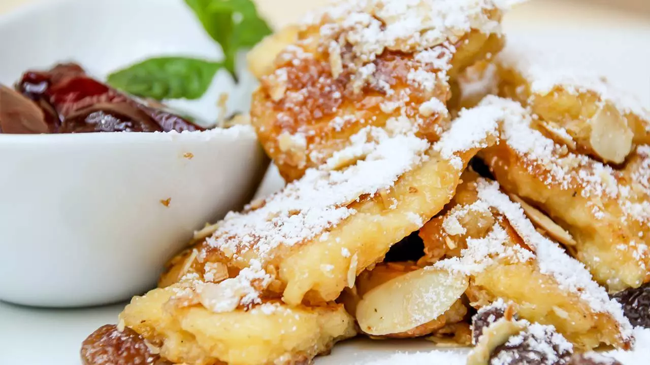 Tirolilainen Kaiserschmarren, makea munakas hillolla