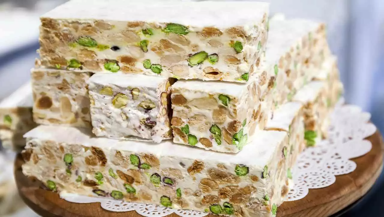 Sicilian nougat rau tog | Khoom qab zib yooj yim thiab qab