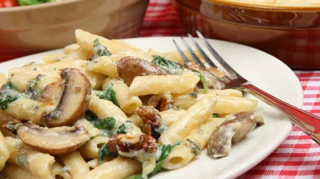 penne picante con champiñones, nueces y salchichas - ricettasprint