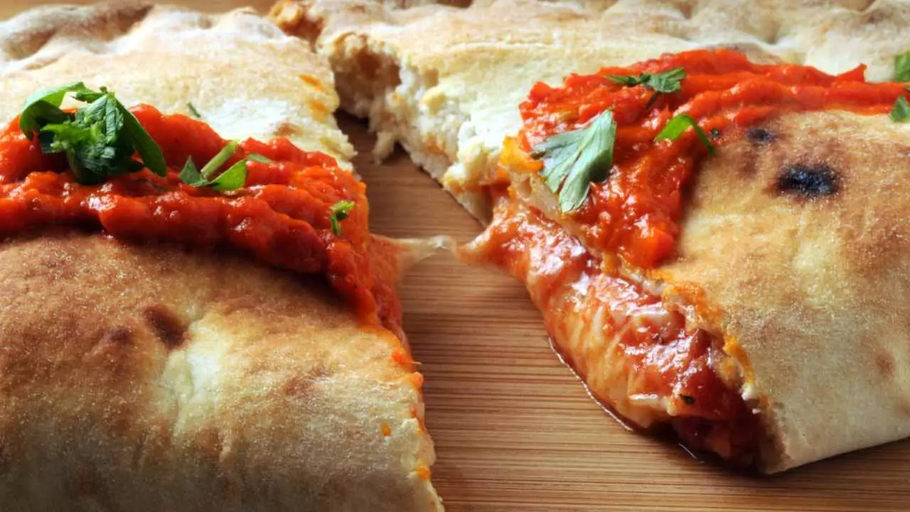 Calzones dị ụtọ ma na-atọ ụtọ na pan nwere tomato na mozzarella