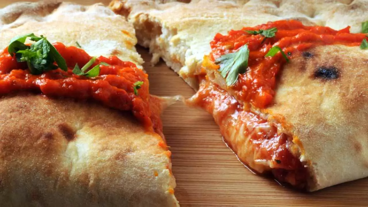 Pomidor və mozzarella ilə Calzone