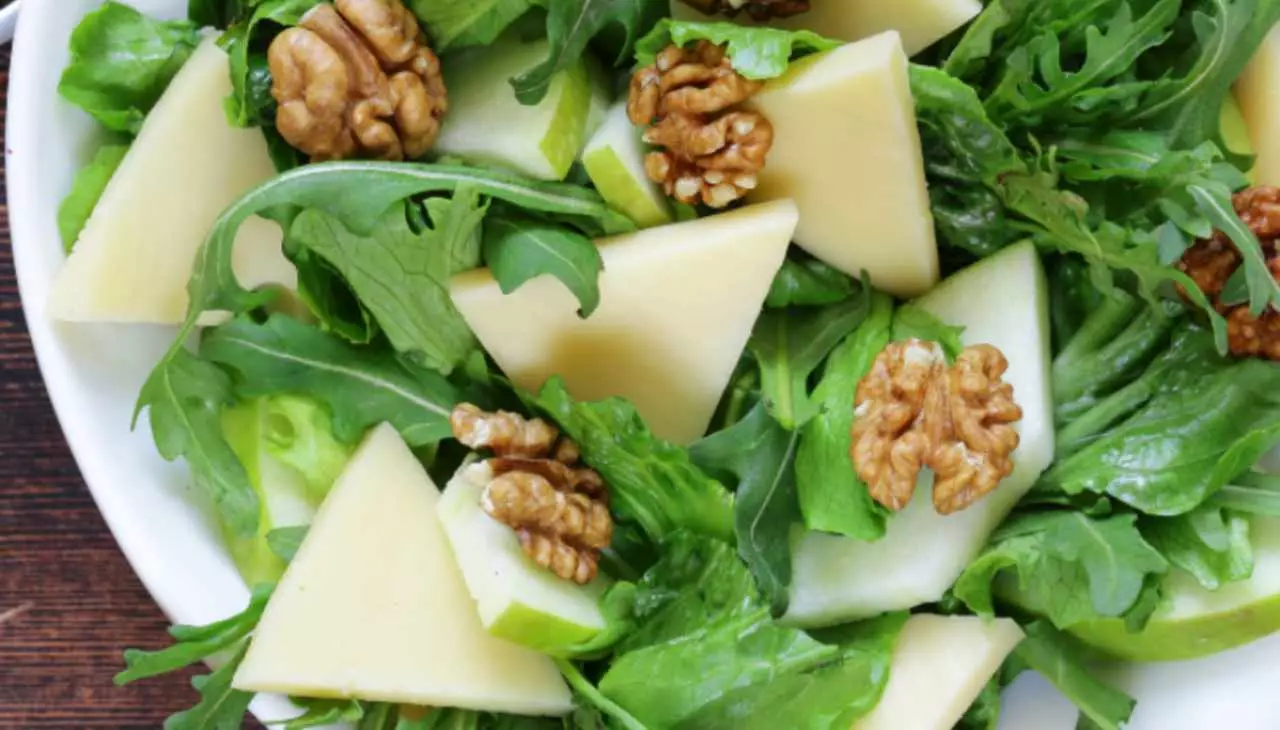 Salate ea rocket e nang le chisi le walnuts - khatiso ea recipe