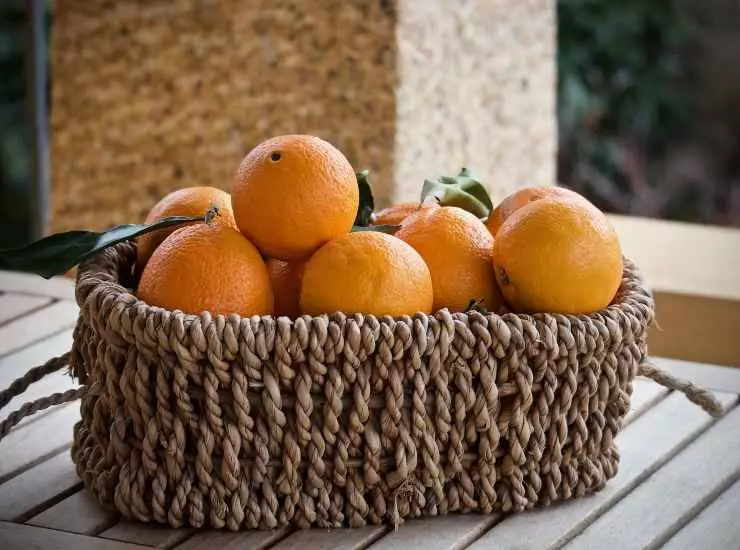 Пончыкі з апельсінамі і грэцкімі арэхамі, пакрытыя цукрам - рысавы прынт
