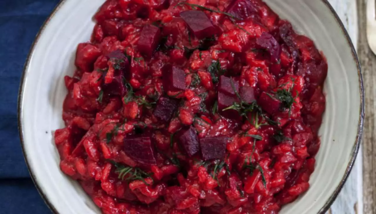 Rosemary beetroot risotto l เป็นการยากที่จะปฏิเสธหลักสูตรแรกที่เชิญชวนนี้